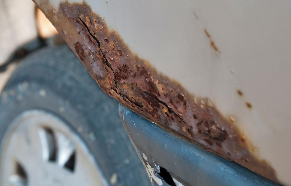 Jak pozbyć się rdzy z samochodu? | hurtoils.pl